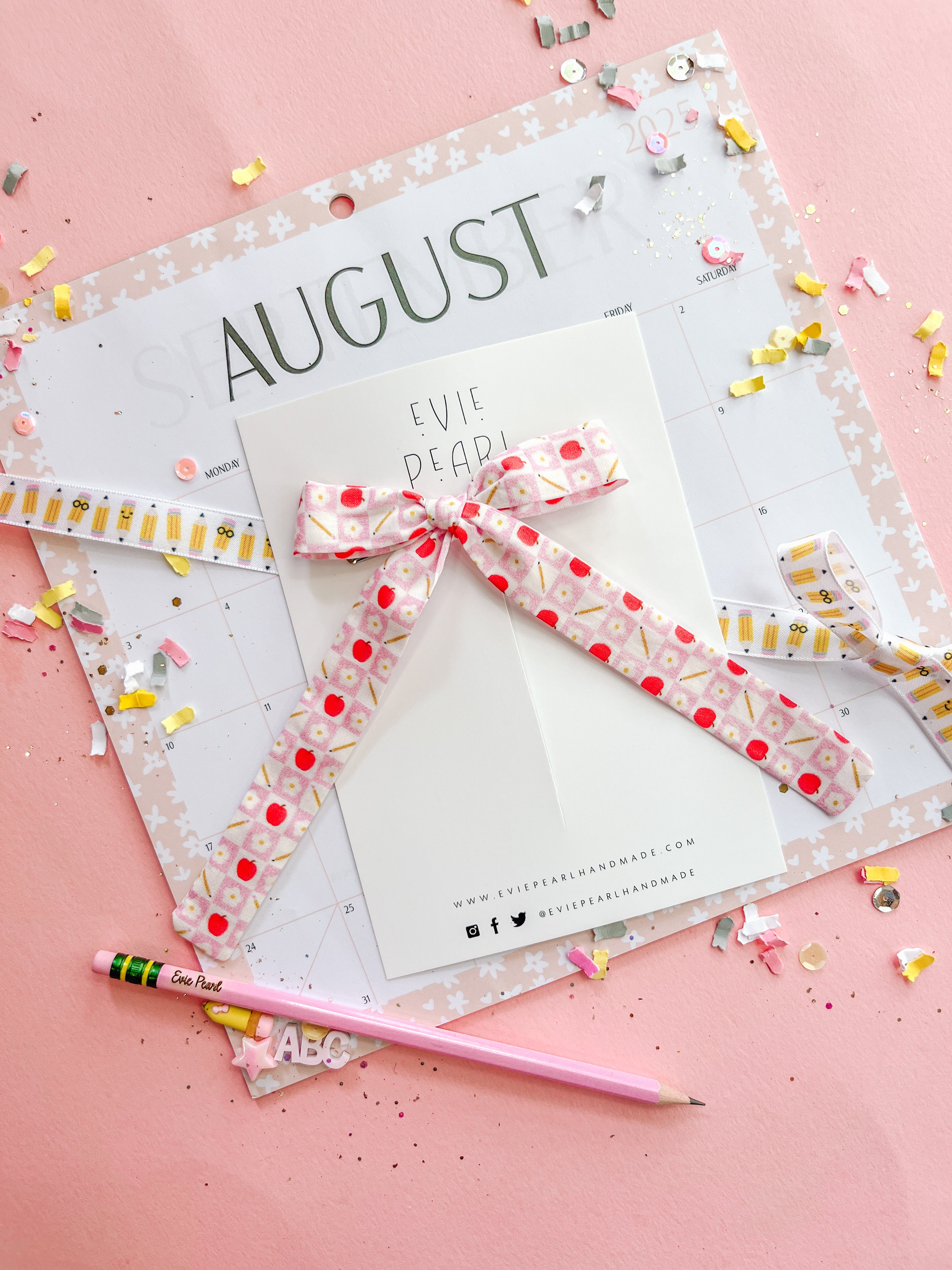 Apple Daisy Pencil Thin Bow – Evie Pearl Handmade